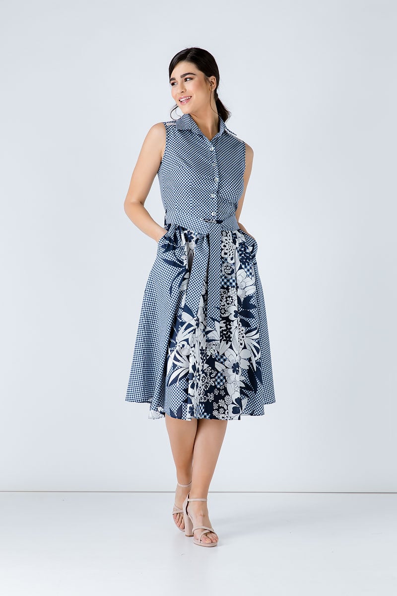 Marineblaues Kleid mit Knopfleiste