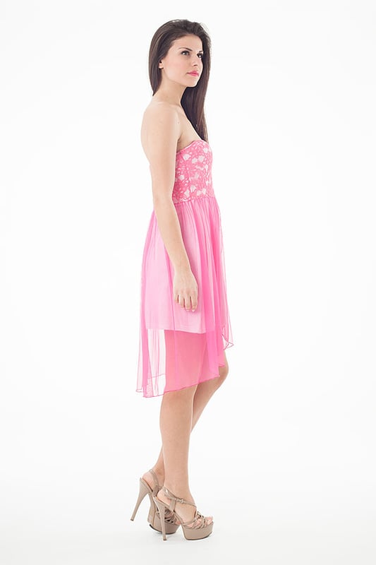 Lagenkleid aus Glanz und Spitze