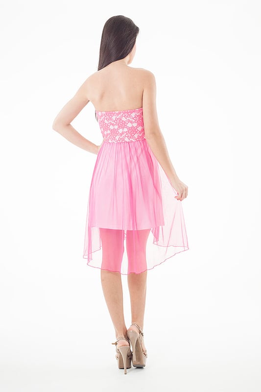 Lagenkleid aus Glanz und Spitze