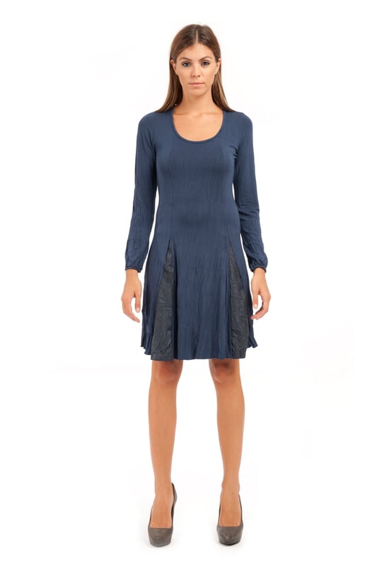 Langärmeliges A-Linien-Jersey-Kleid mit Knitterstoff-Detail